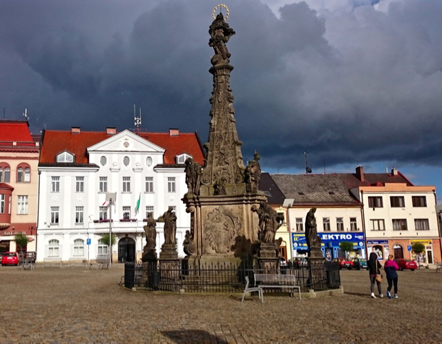 Na Městský úřad Dvůr Králové nad Labem je vstup povolen pouze s ústní ...